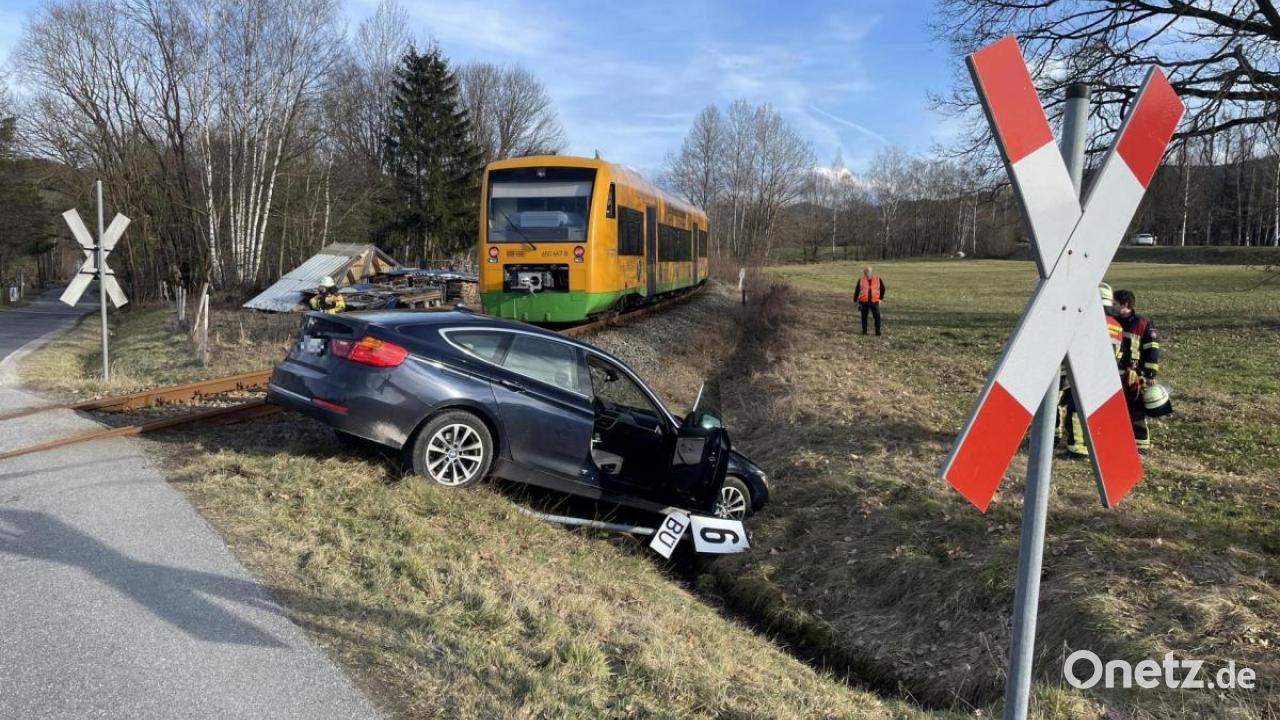 Unfall an Bahnübergang: Zug und Auto kollidieren | Onetz
