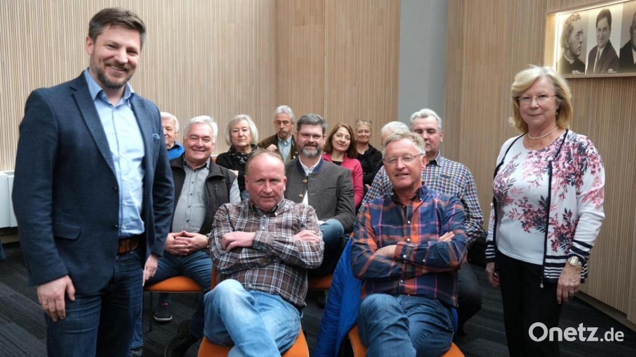 Bürgermeister lässt sich von Senioren auf Schwachstellen im Ort hinweisen | Onetz