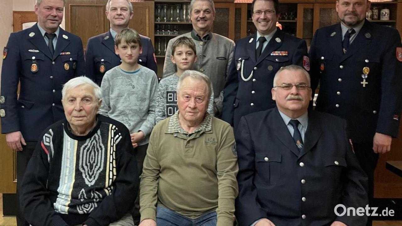 Feuerwehr Oberlind ehrt treue Mitglieder | Onetz