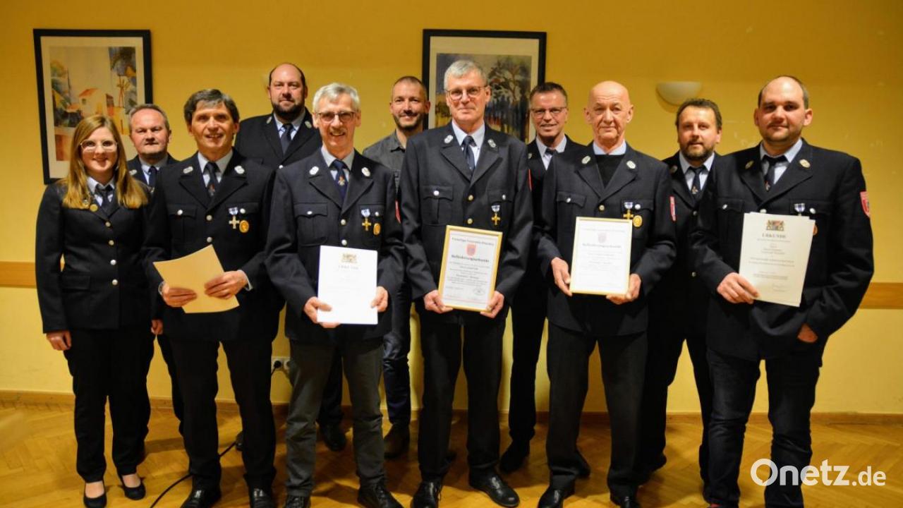 Feuerwehr Ehenfeld ehrt treue Mitglieder | Onetz