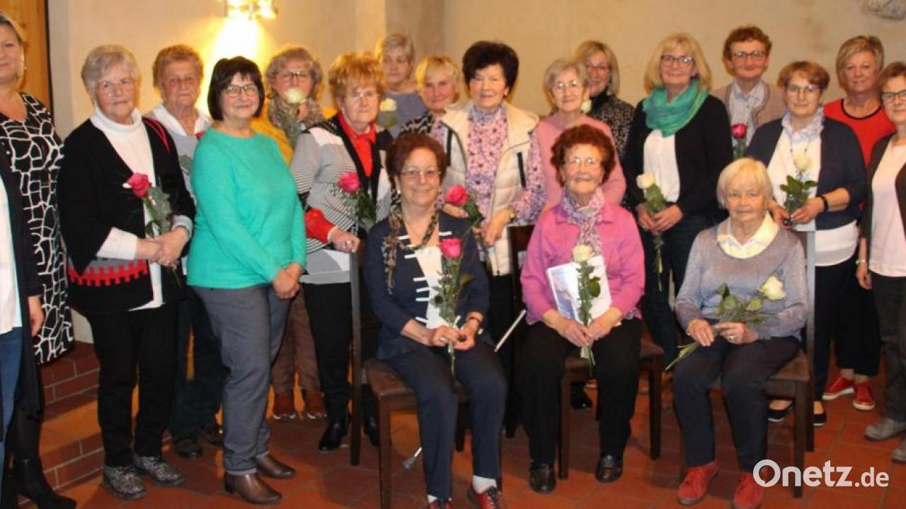Katholischer Frauenbund Schmidmühlen überreicht Abzeichen an langjährige Mitglieder | Onetz