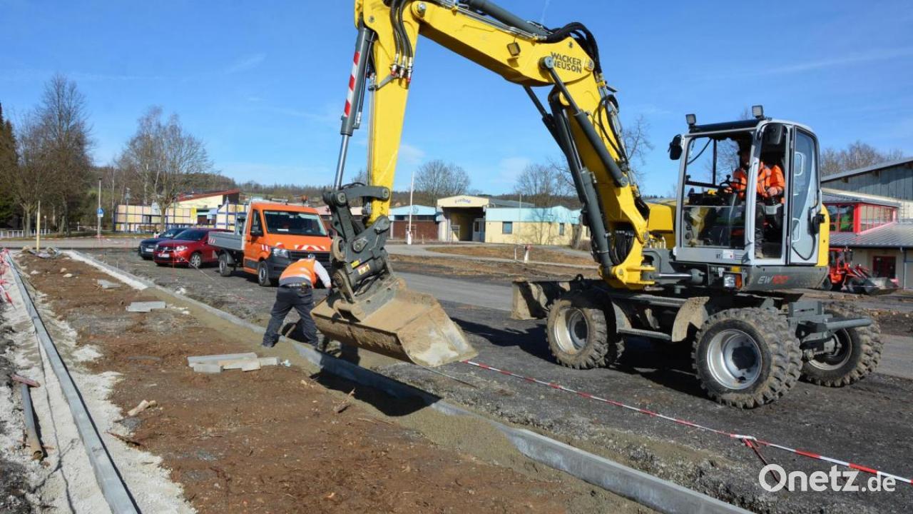 Amberbäume ersetzen bei Eishalle Mitterteich die gefällten Birken | Onetz