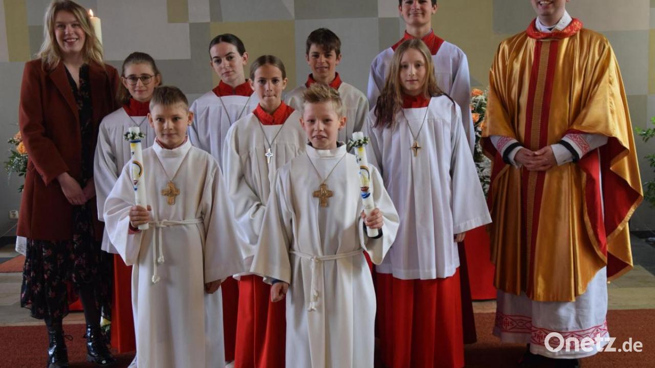 Zwei Kinder feiern in Mendorferbuch Erstkommunion | Onetz