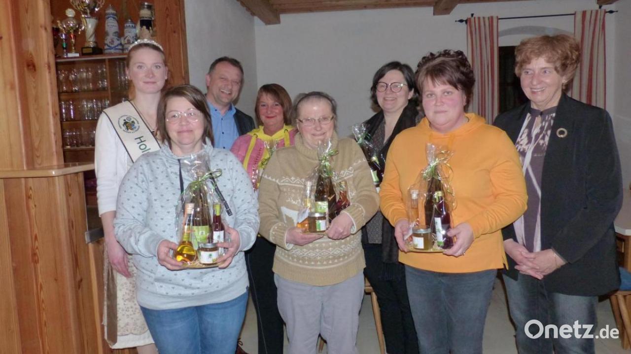 Frauengruppe Döllnitz zeichnet langjährige Mitglieder aus | Onetz