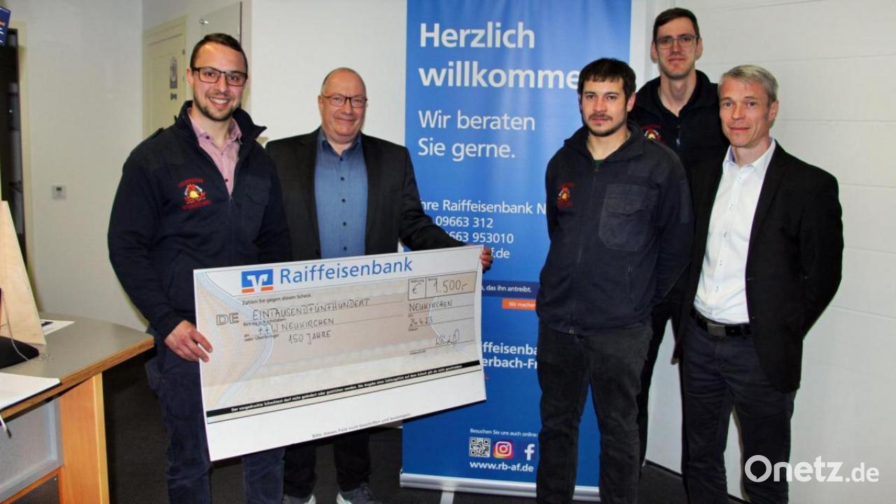 Raiffeisenbank beschenkt Feuerwehr Neukirchen zur 150-Jahr-Feier | Onetz