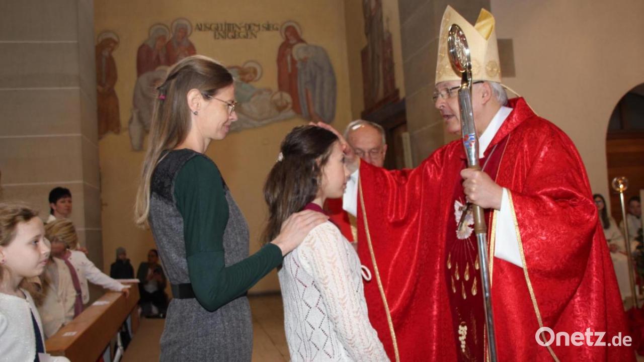 Bischof Voderholzer firmt 52 junge Christen in Hl. Dreifaltigkeit Amberg | Onetz
