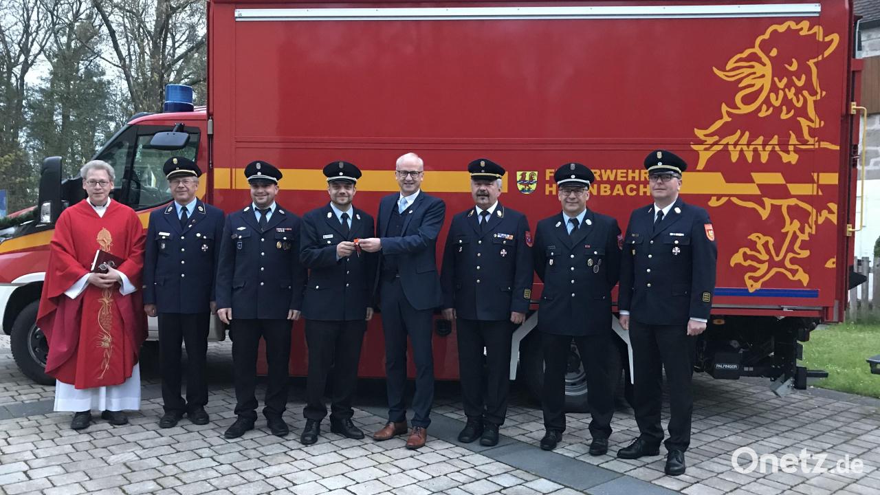 Neuer Gerätewagen der Feuerwehr Hahnbach gesegnet | Onetz