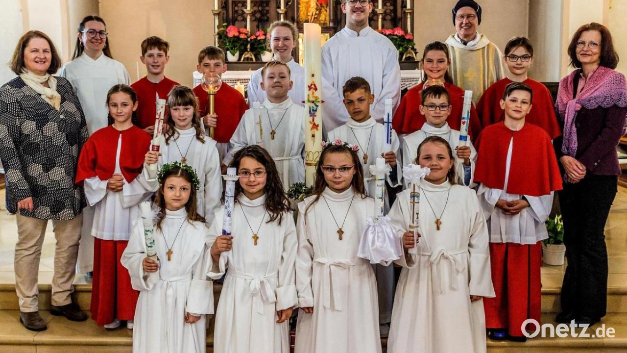 Evangelischer Posaunenchor führt Zug der Erstkommunionkinder in St. Marienkirche in Rothenstadt ...
