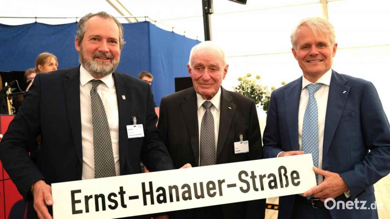 Besonderes Geschenk zum EMZ-Jubiläum: Straße nach Ernst Hanauer benannt ...