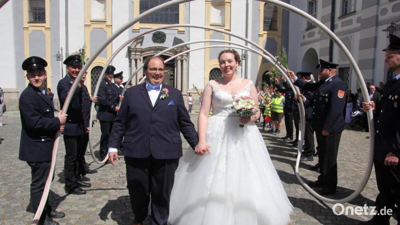 Feuerwehr Plößberg gratuliert mit Hup-Konzert zur Hochzeit | Onetz