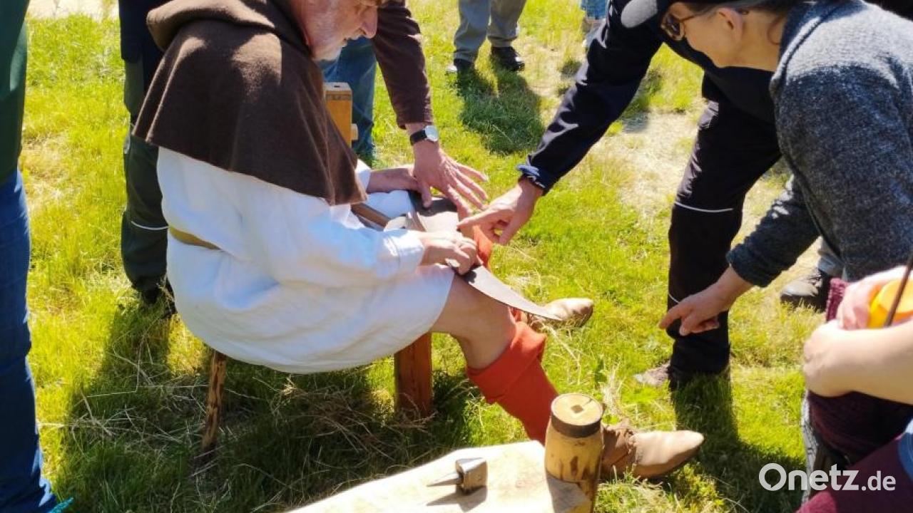 Teilnehmer lernen mähen und dengeln mit Sense und Sichel im ...