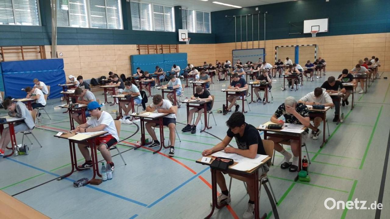 Beginn der Abschlussprüfung an der Realschule im Stiftland Waldsassen ...