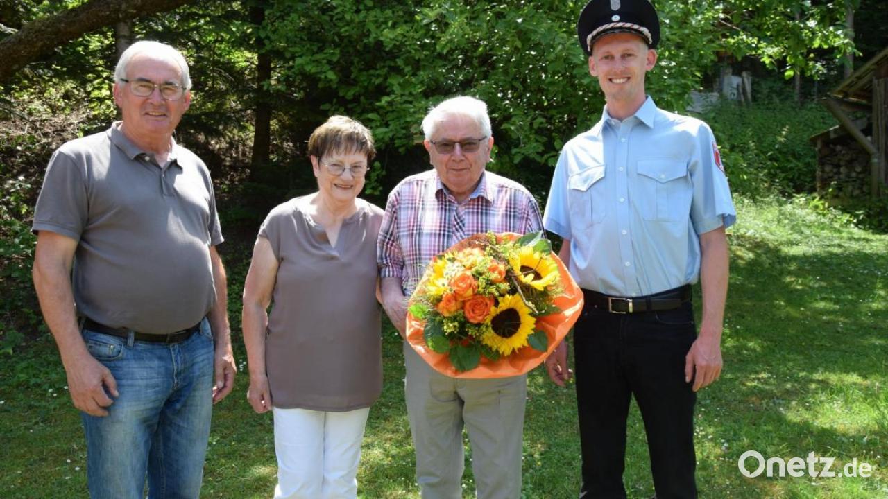 Den 80-jährigen Alois Ferstl aus Emhof zeichnet große ...