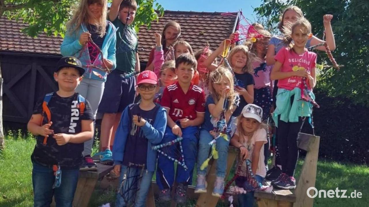 Ferienprogramm des Obst- und Gartenbauvereins Trisching: Kinder basteln Traumfänger | Onetz