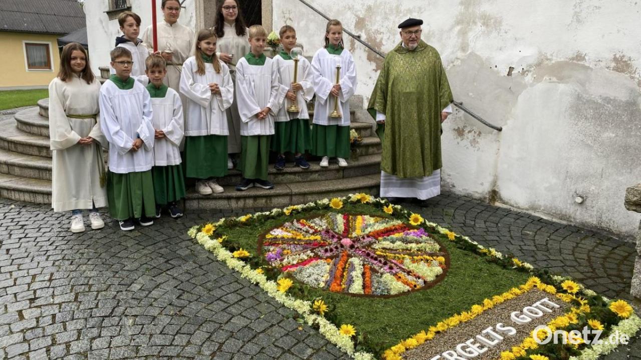 Pfarrei Leonberg verabschiedet Pfarrer Anton Witt mit Blumenteppich | Onetz