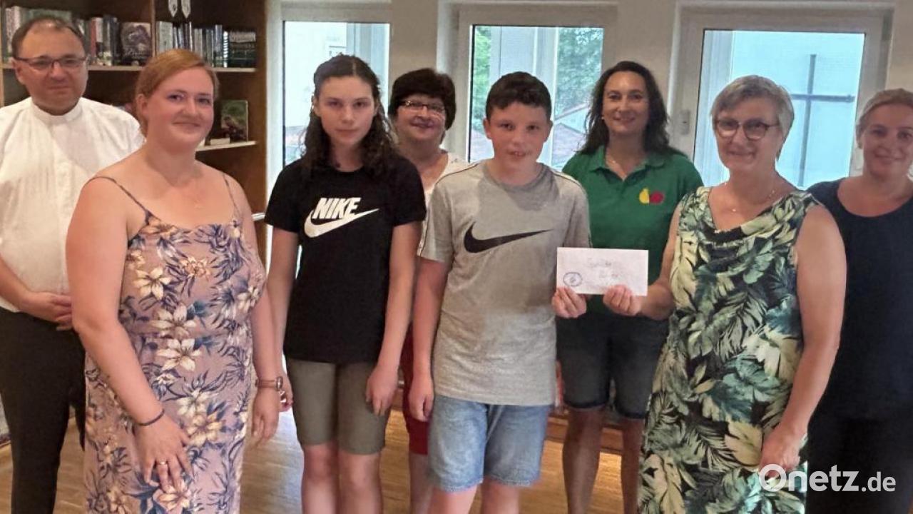 Obst- und Gartenbauverein Immenreuth spendet 450 Euro an Herz-Jesu-Bücherei | Onetz