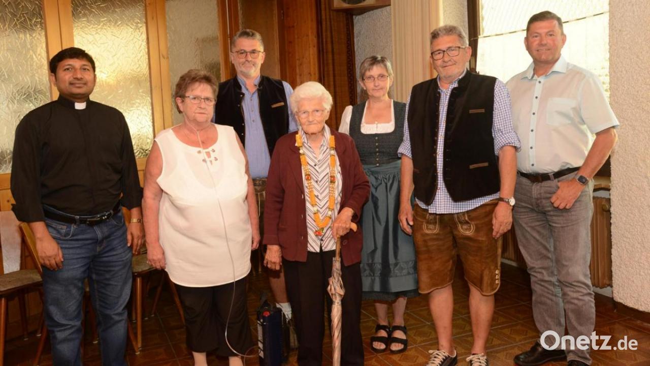 Täglicher Spaziergang hält Barbara Hartung mit 95 noch fit | Onetz