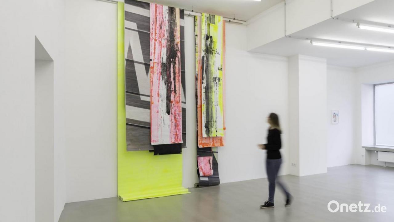 Kunst auf ausrangierten Werbeplanen im Theater-Foyer Amberg | Onetz