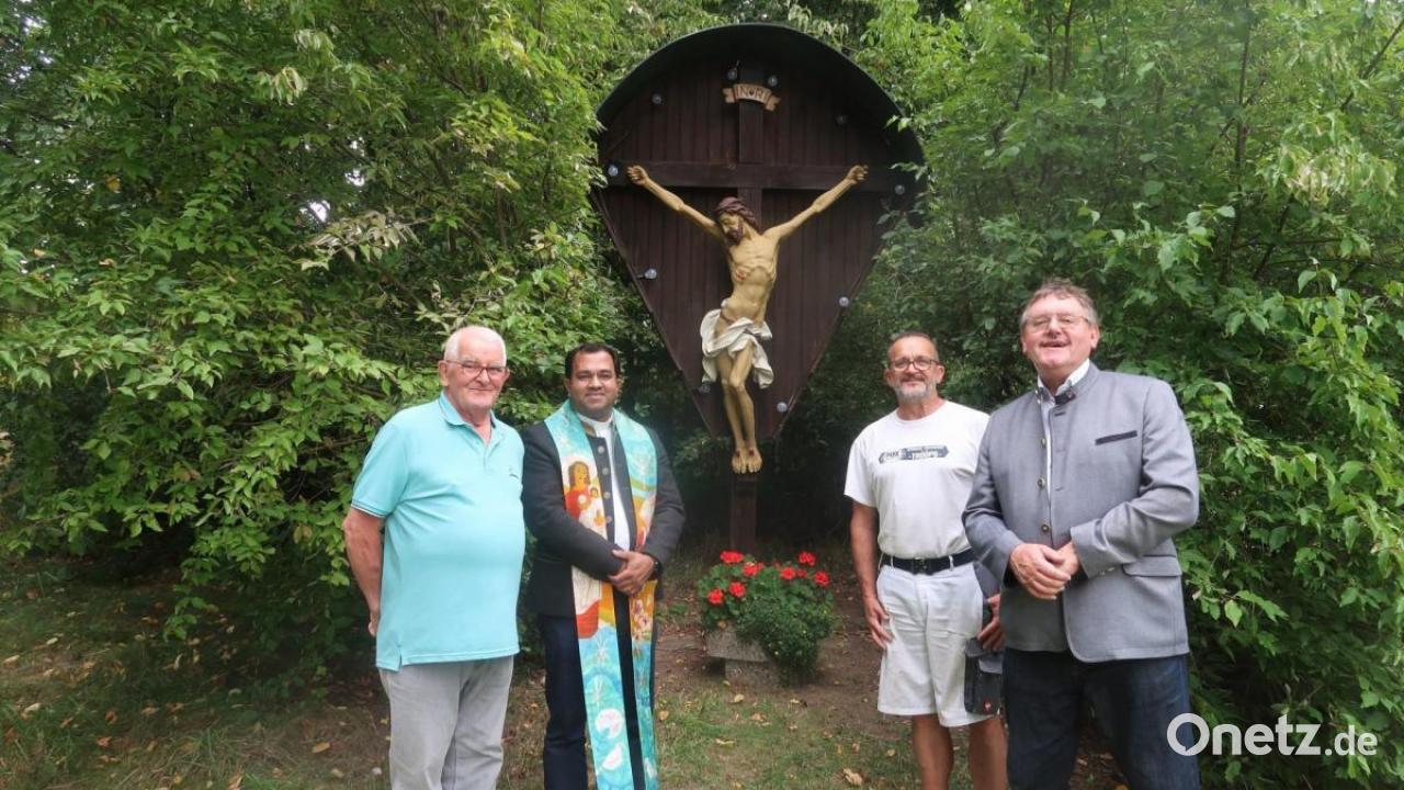 Wegkreuz in Axtheid-Berg erneuert und gesegnet | Onetz