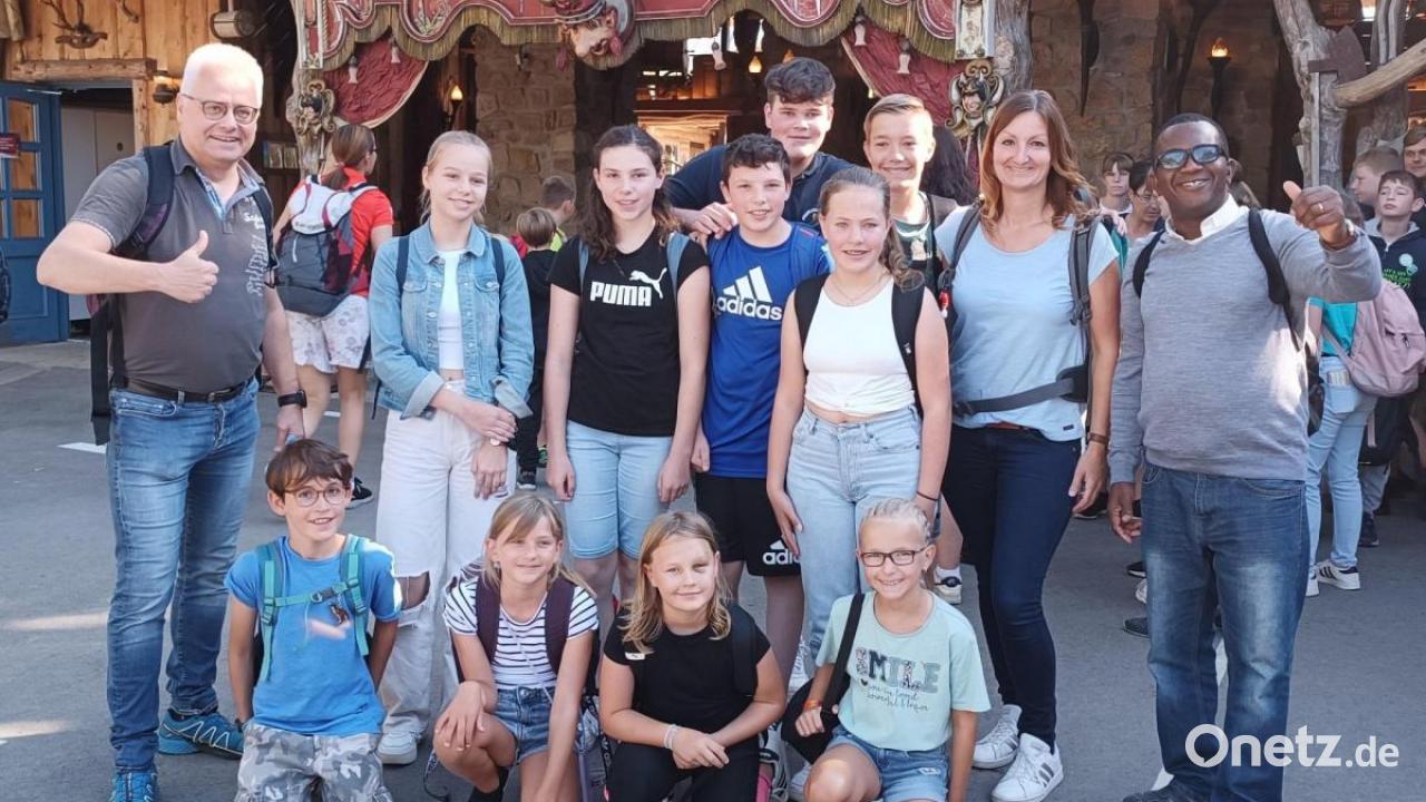 Pfarrvikar setzt sich mit Immenreuther "Minis" in Wildwasserbahn | Onetz