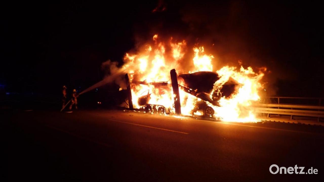 Lastwagen mit neun Autos steht auf der A 3 in Flammen | Onetz