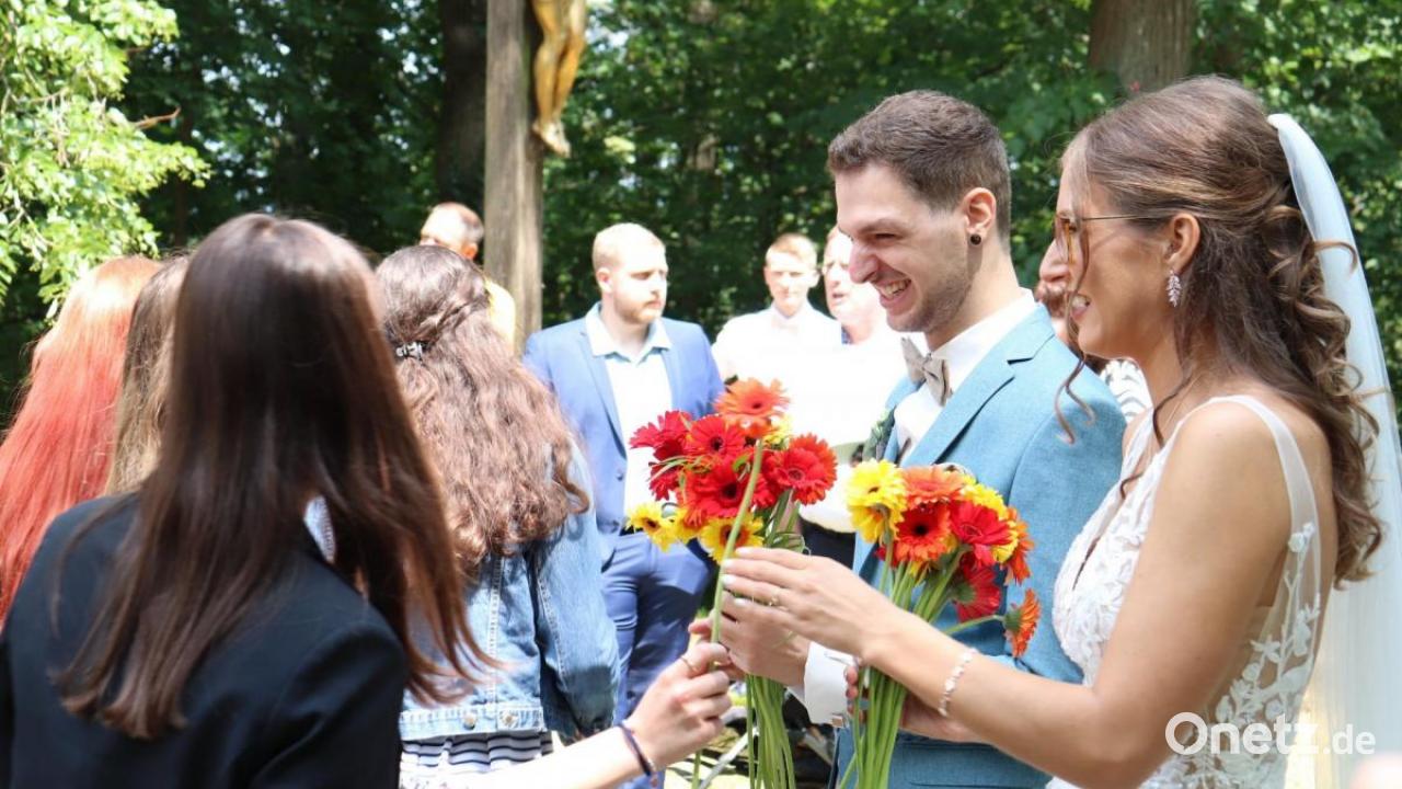 Sonne strahlt mit Brautpaar um die Wette | Onetz