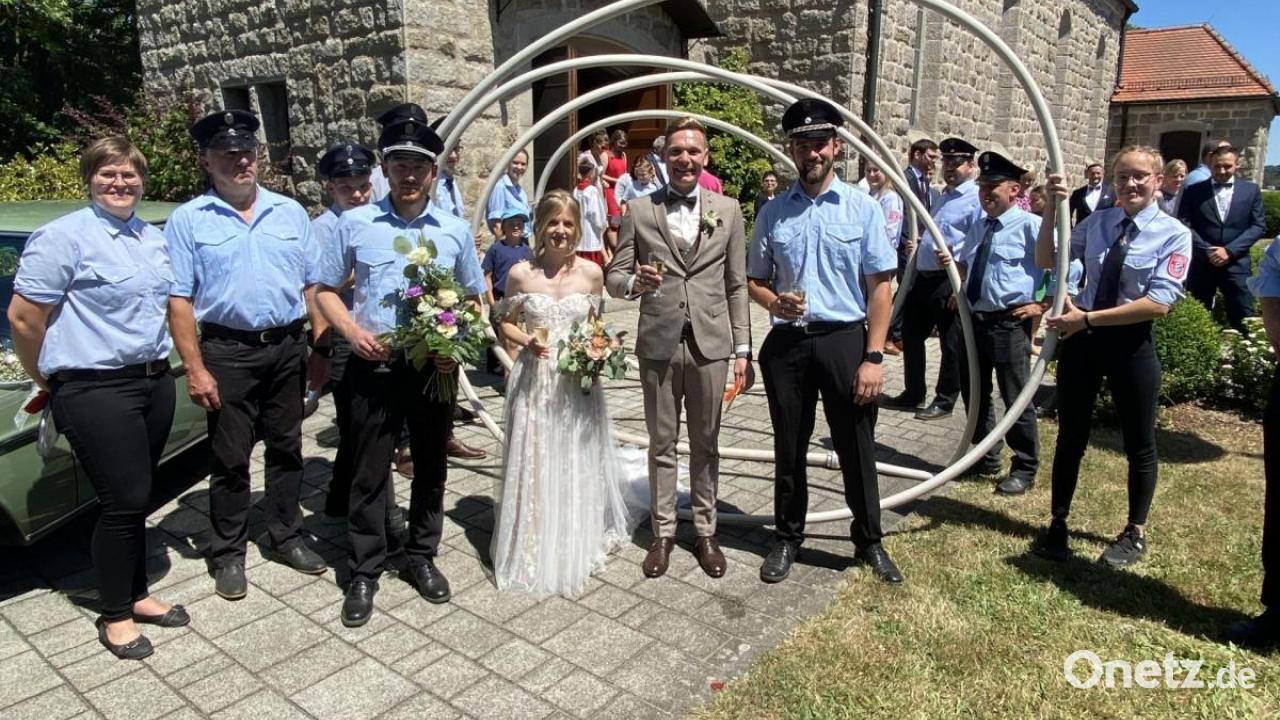 Beim Jawort in Kleinschwand sorgt die Mafia für Atmosphäre | Onetz