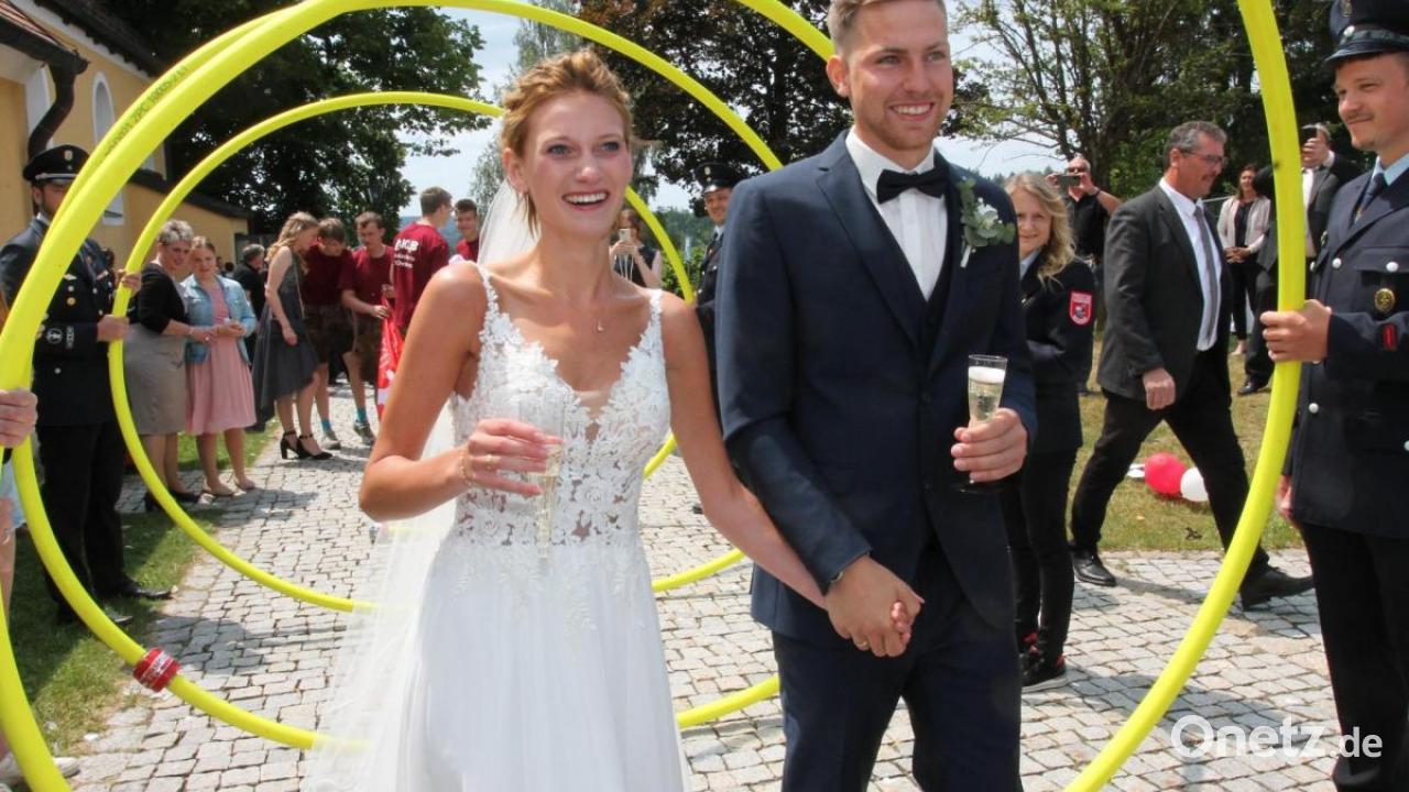 Weiße Tauben nach der Trauung von Tama Fleischmann und Christoph Weig | Onetz