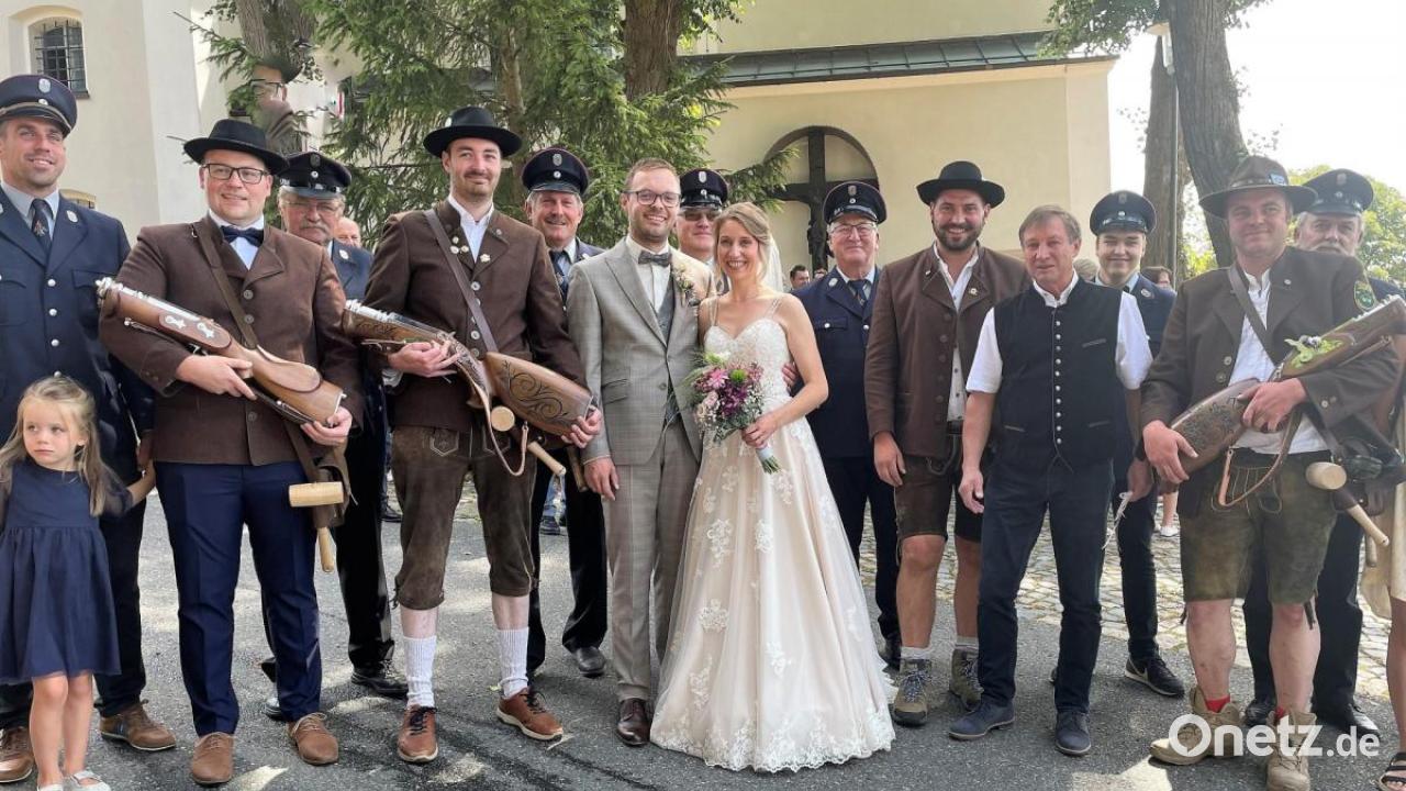 Martin Kummer und Natalie Köstler schreiten mit Böllerbegleitung ins ...