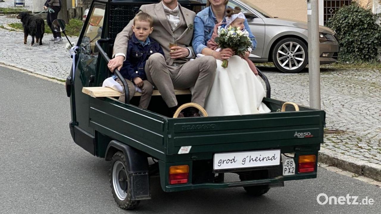 Mit der Ape Piaggio von der Kirche zur Hochzeitsfeier | Onetz