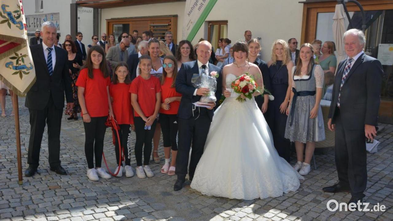 Musiker und Sportler gratulieren Stefanie Bäcker und Tim Stiller nach der Trauung | Onetz