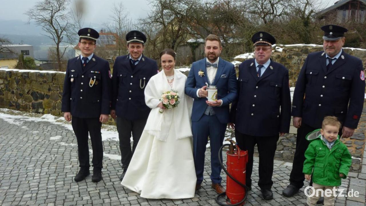 Philipp und Michaela nach dem Jawort zum Löscheinsatz gerufen | Onetz