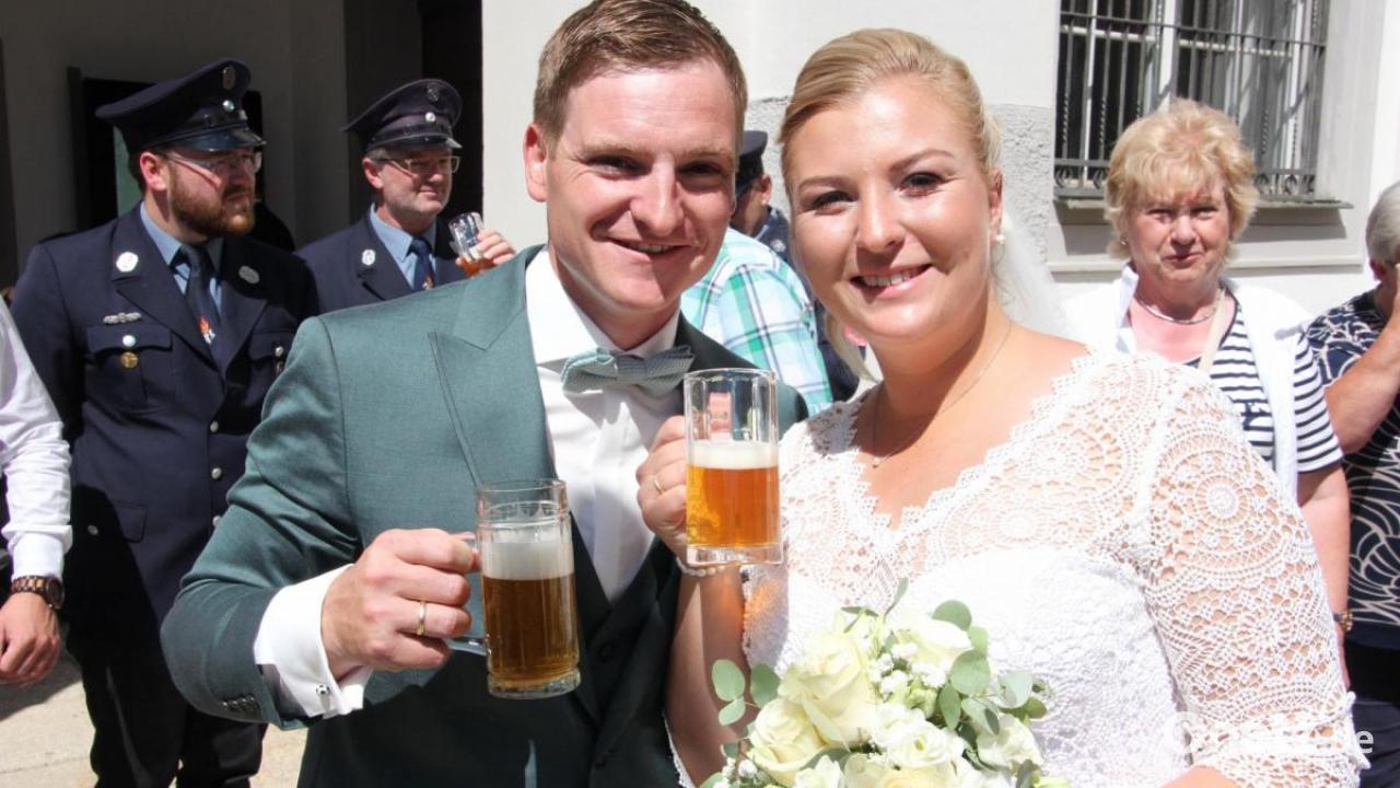 Bräutigam zapft direkt nach der Trauung ein Zoiglfass an | Onetz