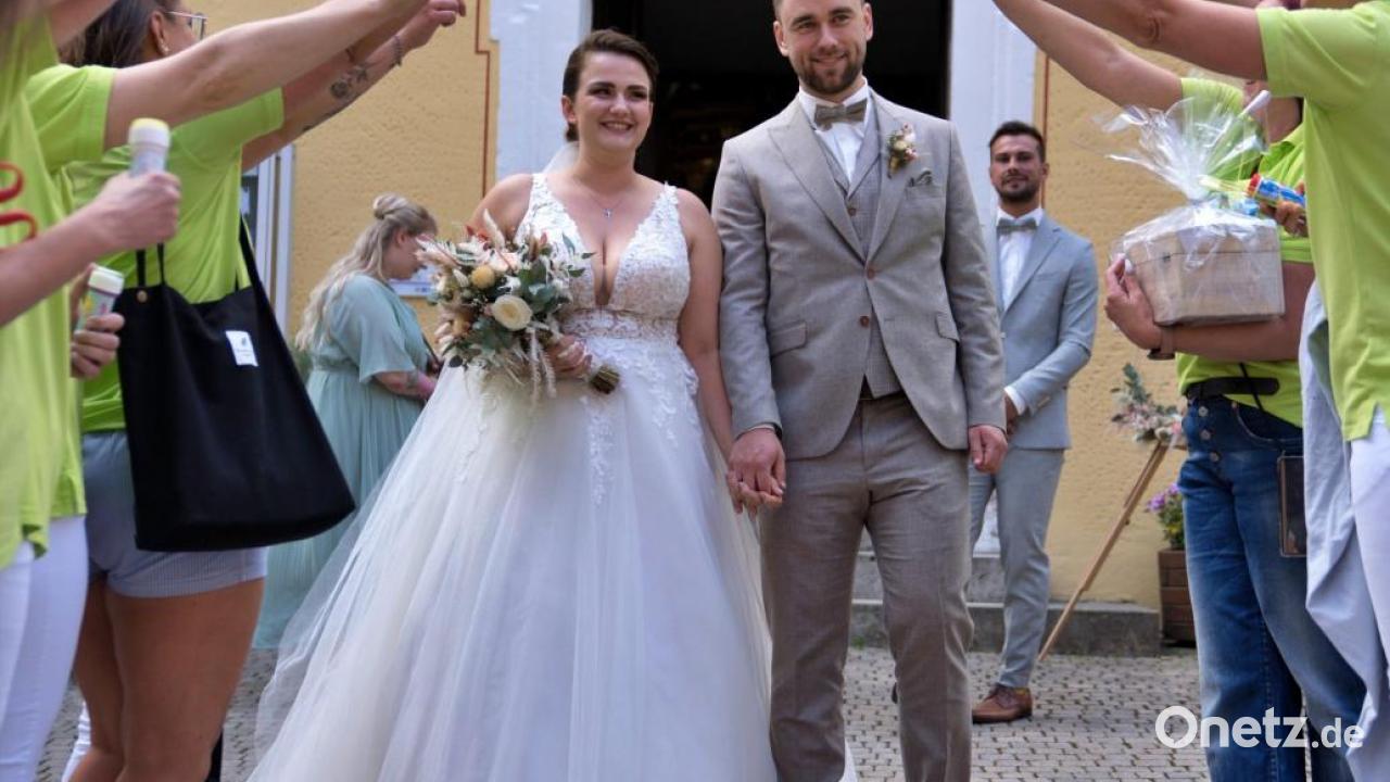 Zahnbürsten hoch für das Brautpaar Jennifer und Michael Pirner in ...