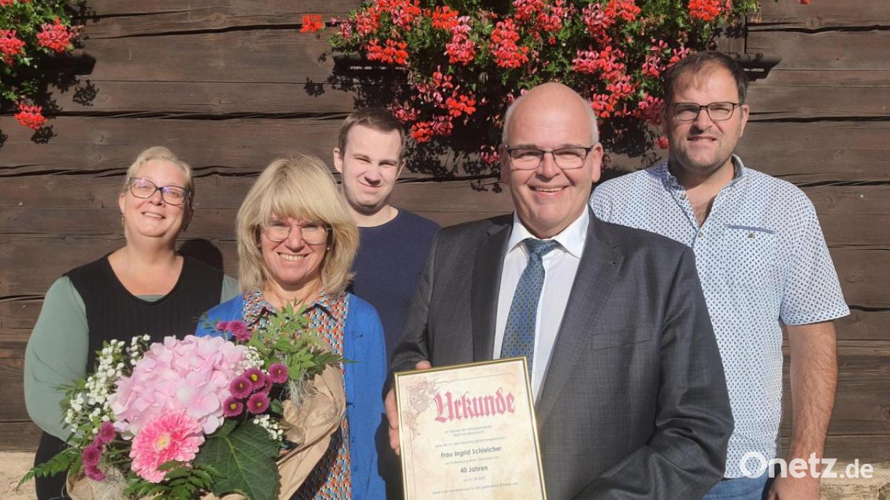 Ingrid Schleicher feiert im Rathaus Bad Neualbenreuth 40-jähriges Dienstjubiläum | Onetz