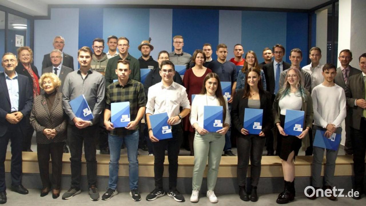 Ehrung der besten Absolventen am Beruflichen Schulzentrum Schwandorf | Onetz