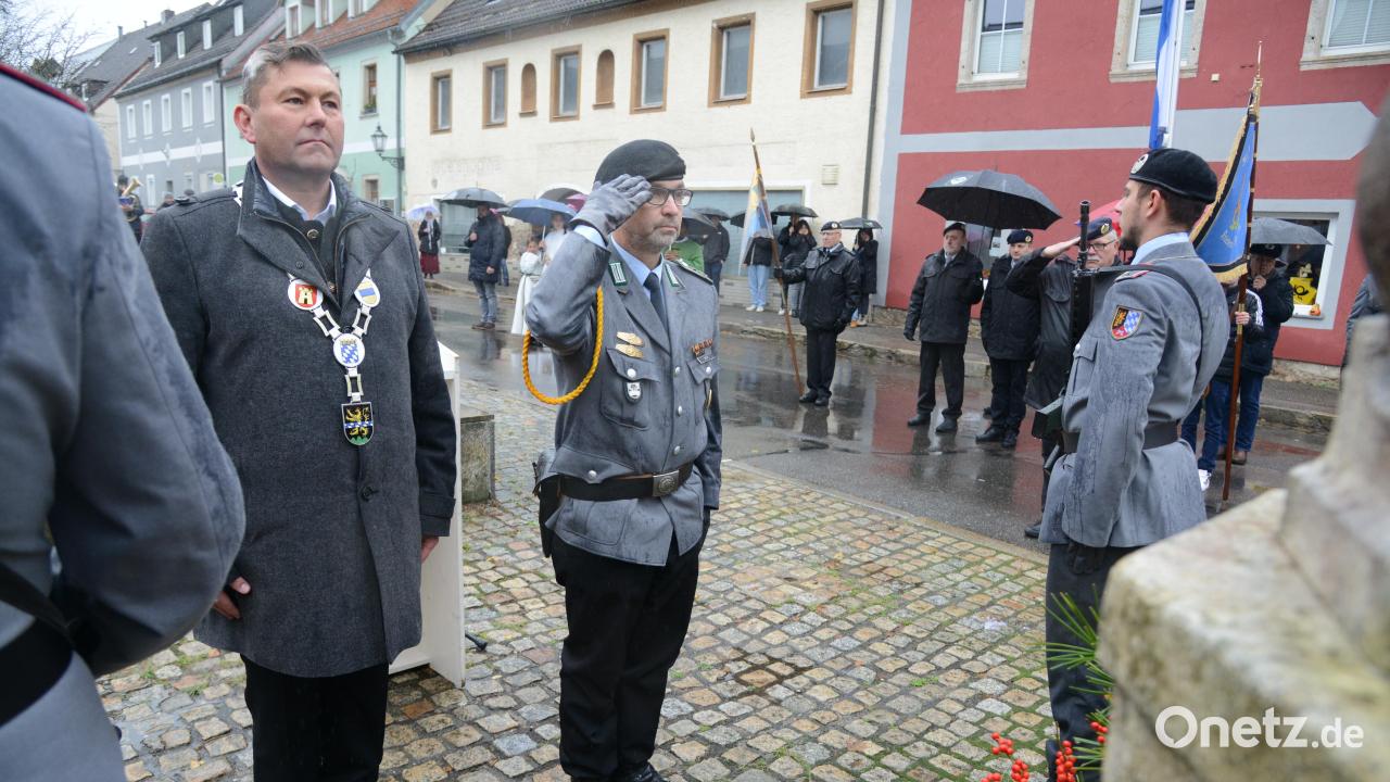 Appell für Frieden und Menschenrechte beim Volkstrauertag in Pleystein | Onetz