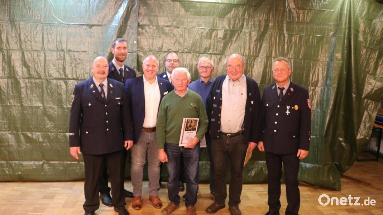 Feuerwehr Kemnath ernennt Reinhold Ott zum Ehrenmitglied | Onetz