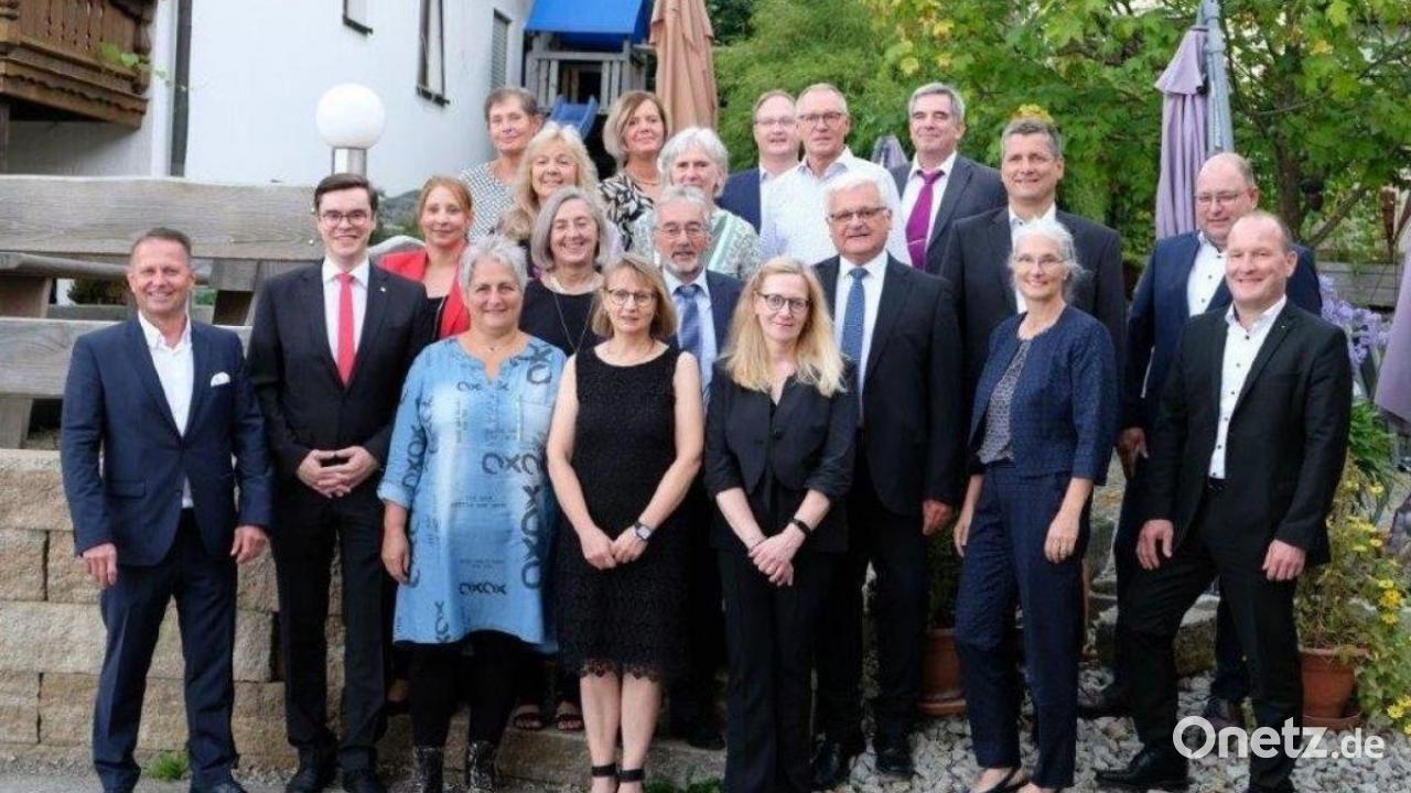 Vereinigte Sparkasse Eschenbach-Neustadt-Vohenstrauß dankt treuen Mitarbeitern | Onetz