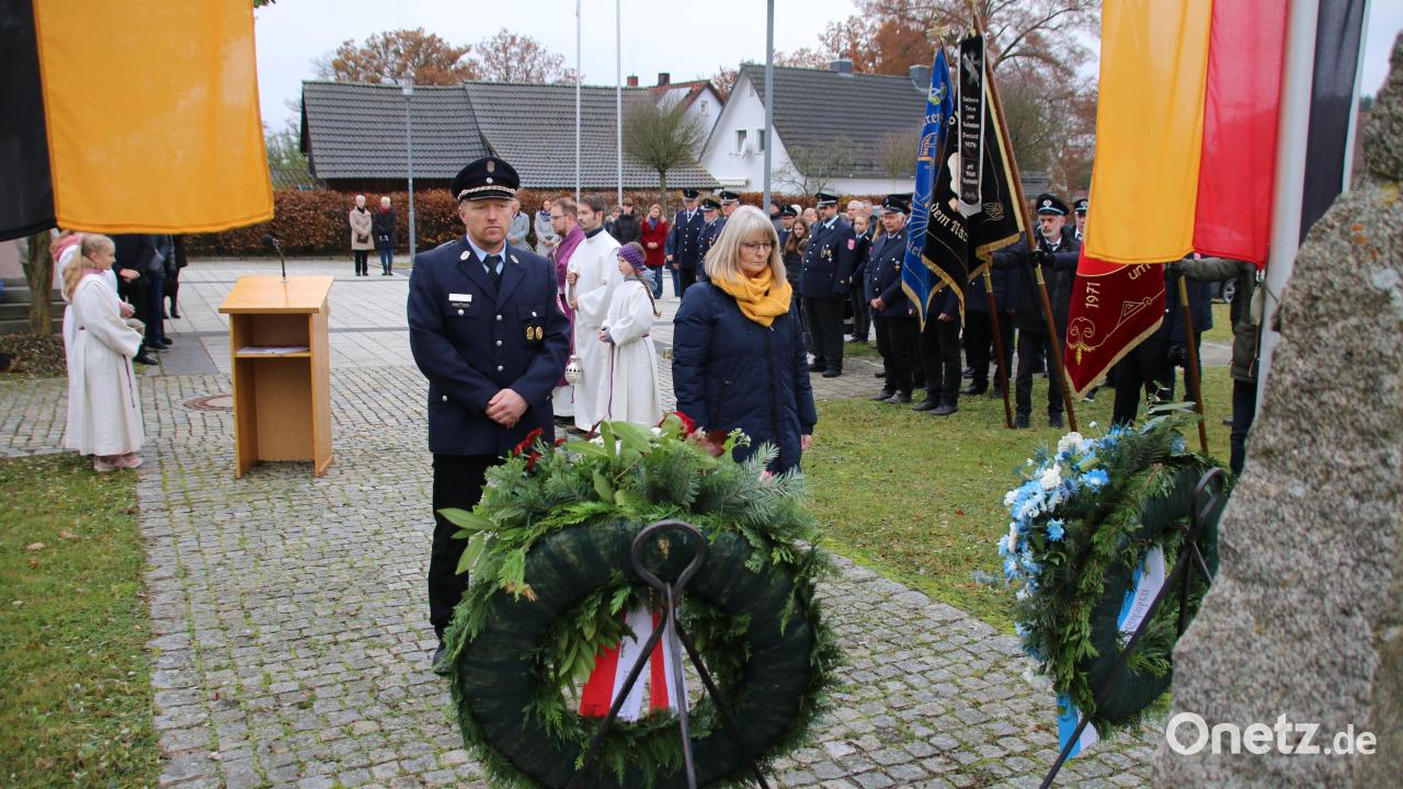 Volkstrauertag in Gmünd: Die Lampen der Hoffnung brennen lassen | Onetz