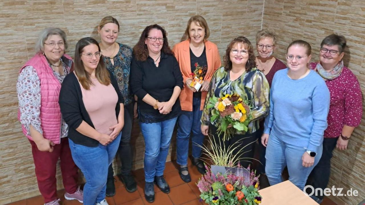 Andrea Egner gibt den Stab bei der AsF Flossenbürg an Birgit Vogel ...