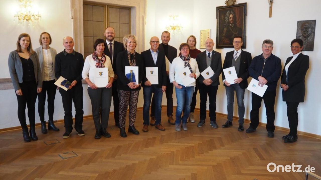 Landratsamt Neustadt zeichnet langjährige Mitarbeiter aus | Onetz