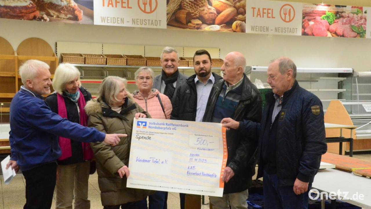 KAB-Kreisverband Nordoberpfalz spendet 500 Euro für Nikolauspäckchen an die Tafel | Onetz