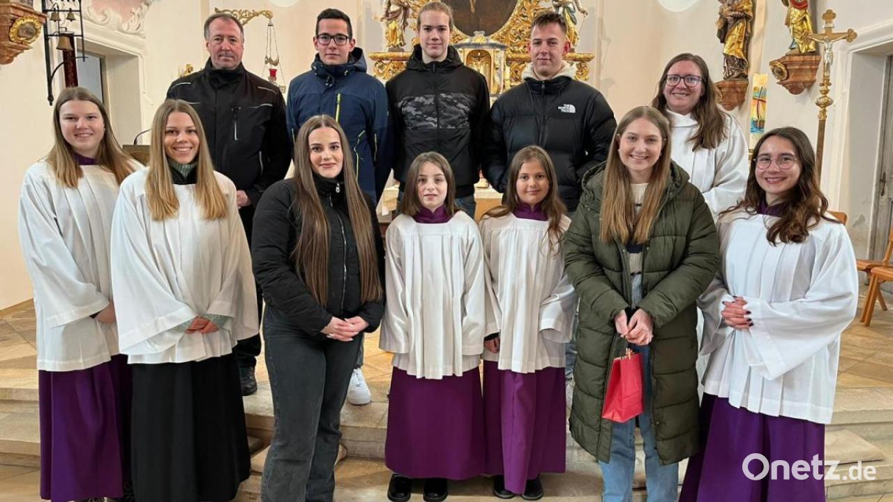 Neue Ministrantinnen in der Benefiziumskirche in Waldau | Onetz