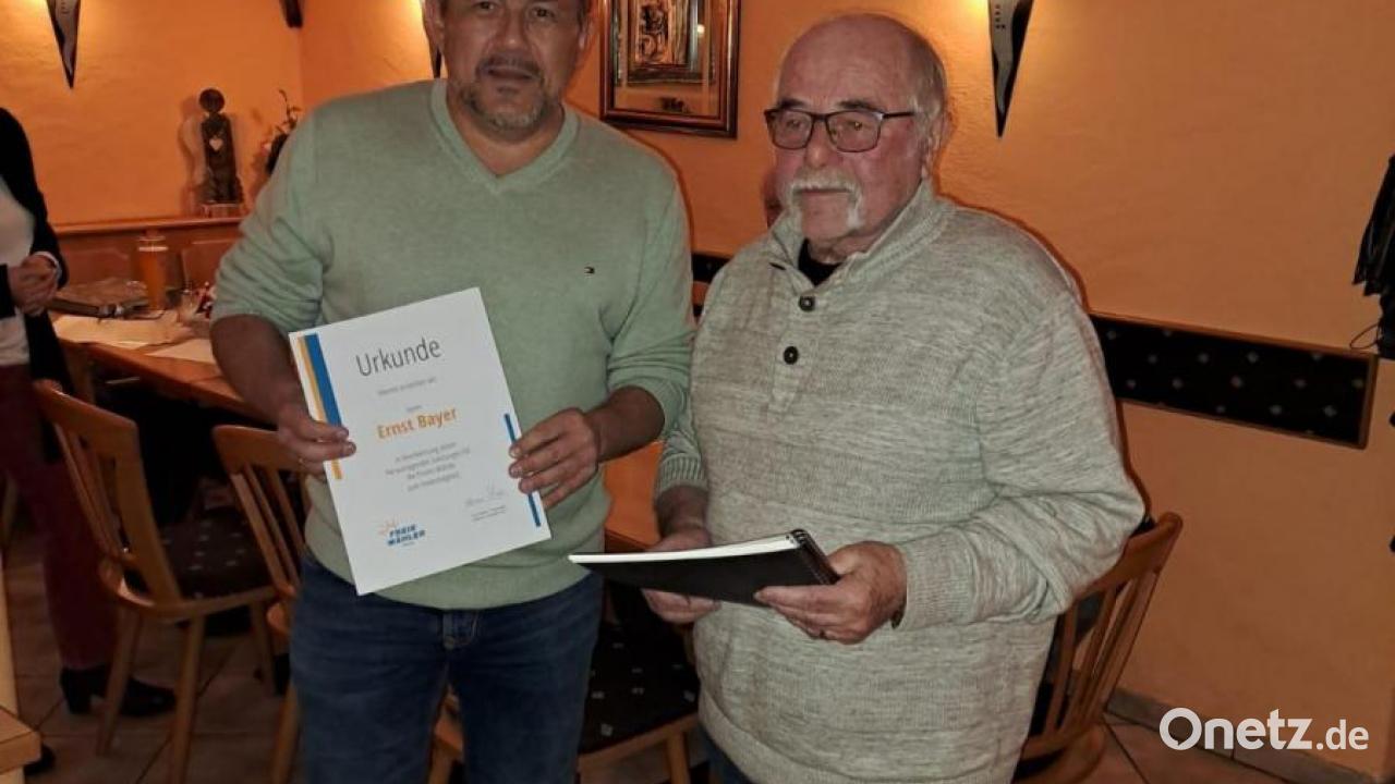 Freie Wähler Mitterteich ernennen Ernst Bayer zum Ehrenmitglied | Onetz