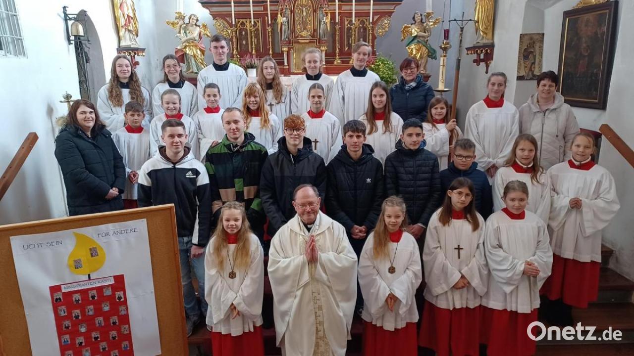 Auf sieben langjährige "Minis" folgen in Kastl zwei neue Altardiener | Onetz