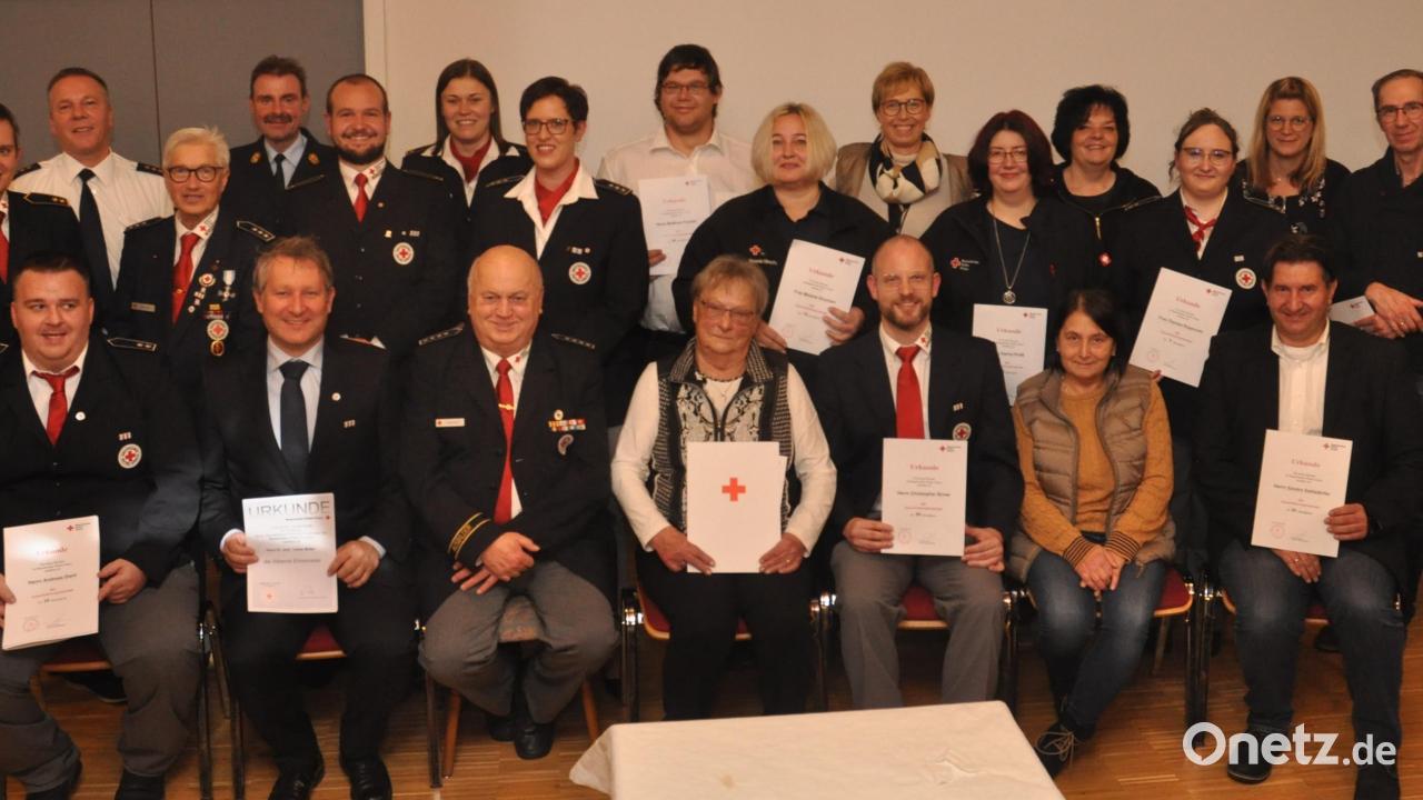 BRK-Bereitschaft Weiden zieht Bilanz und ehrt verdiente Mitglieder | Onetz