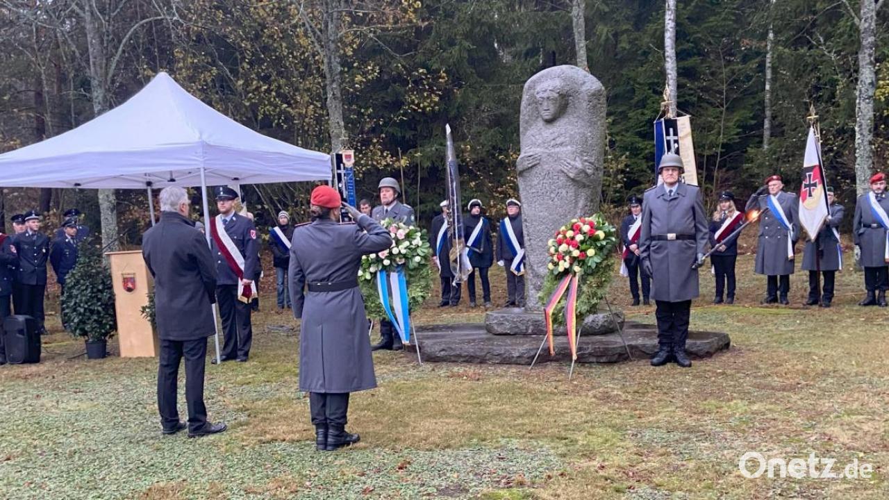 Volkstrauertag in Flossenbürg: Gemeinsames Gedenken an die Opfer von Krieg und Gewalt | Onetz