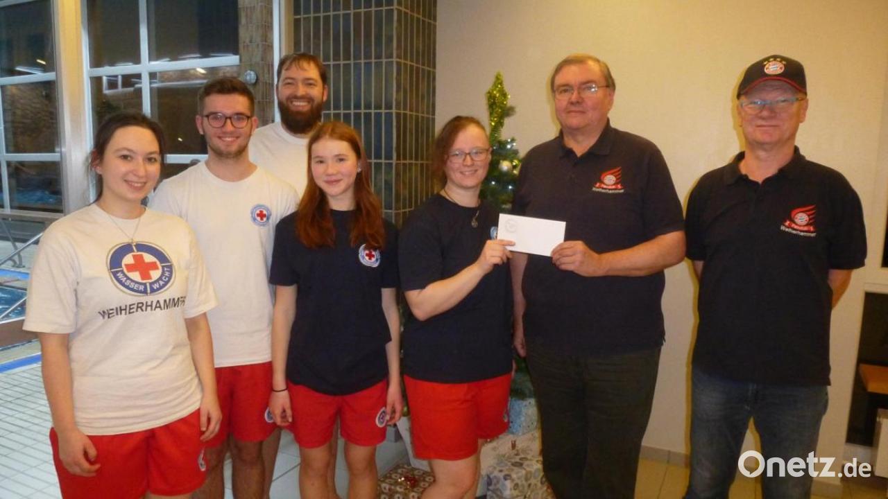 FC Bayern-Fanclub unterstützt Wasserwachtjugend Weiherhammer | Onetz