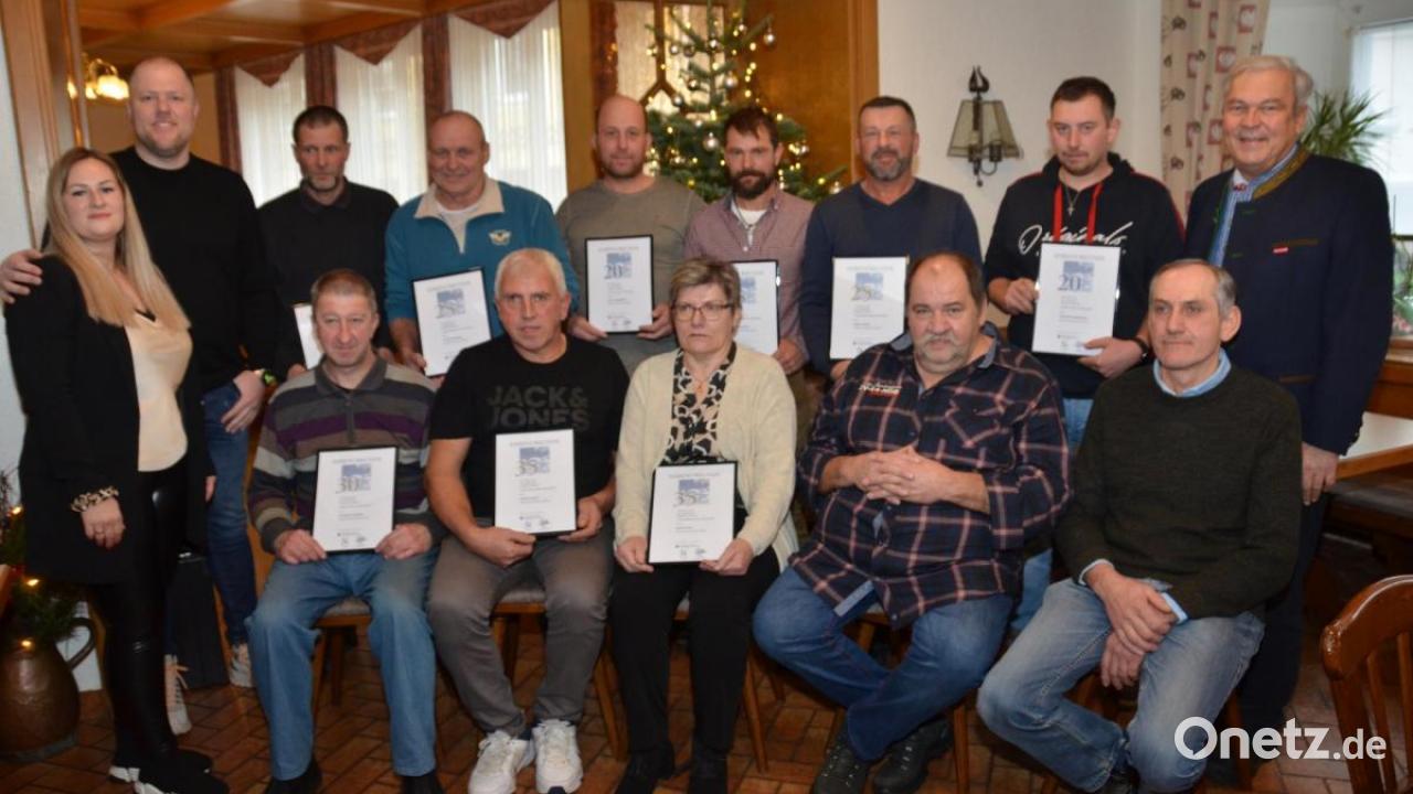 Bauunternehmen in Moosbach dankt langjährigen Mitarbeitern | Onetz